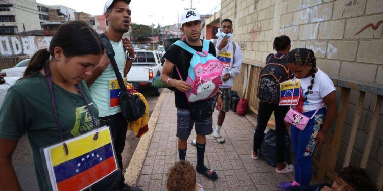 Migrantes venezolanos: Un negocio redondo | Cuatro F